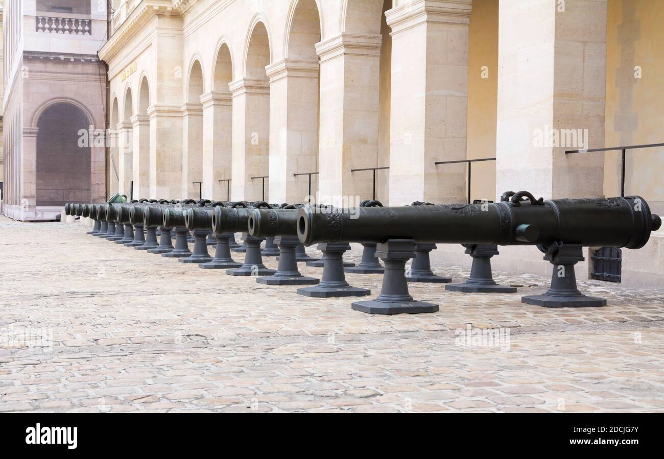 Historische napoleonische Artillerie-Kanone von Les Invalides in Paris ...