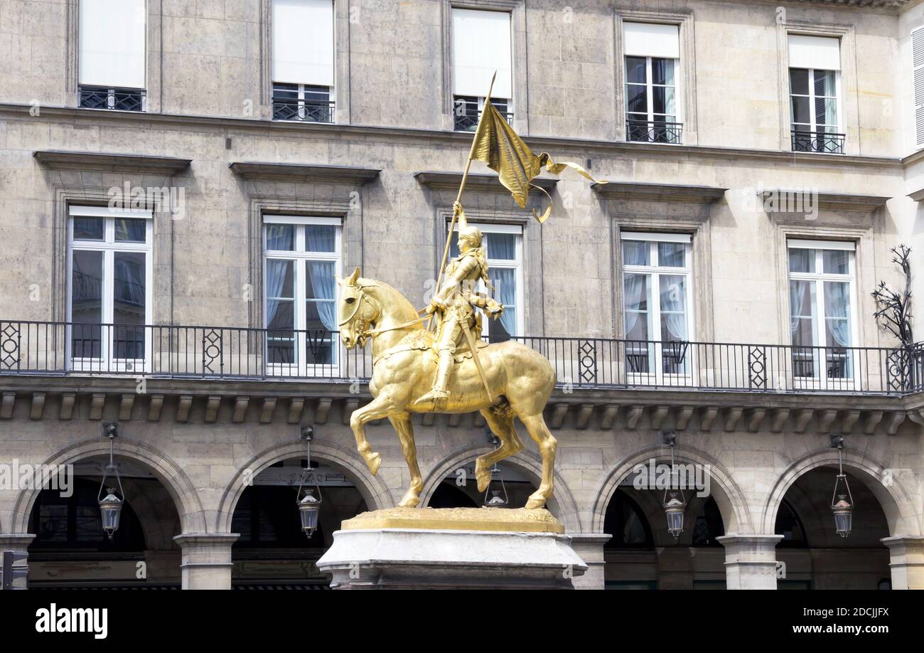 Die goldene Statue des Heiligen Jeanne d ' Arc in Paris, Frankreich ...