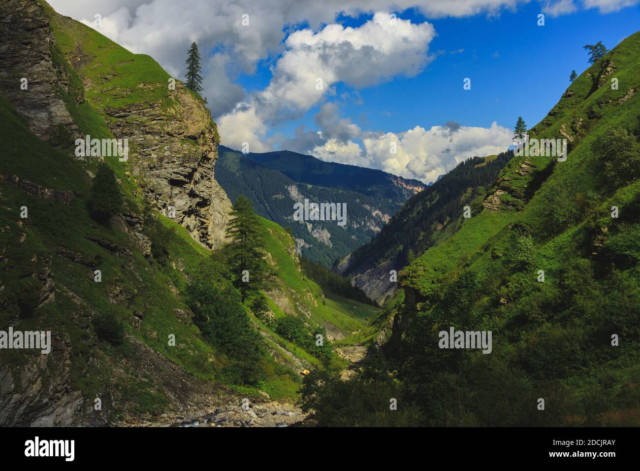 Wasserfall in schweizer alpen -Fotos und -Bildmaterial in hoher ...