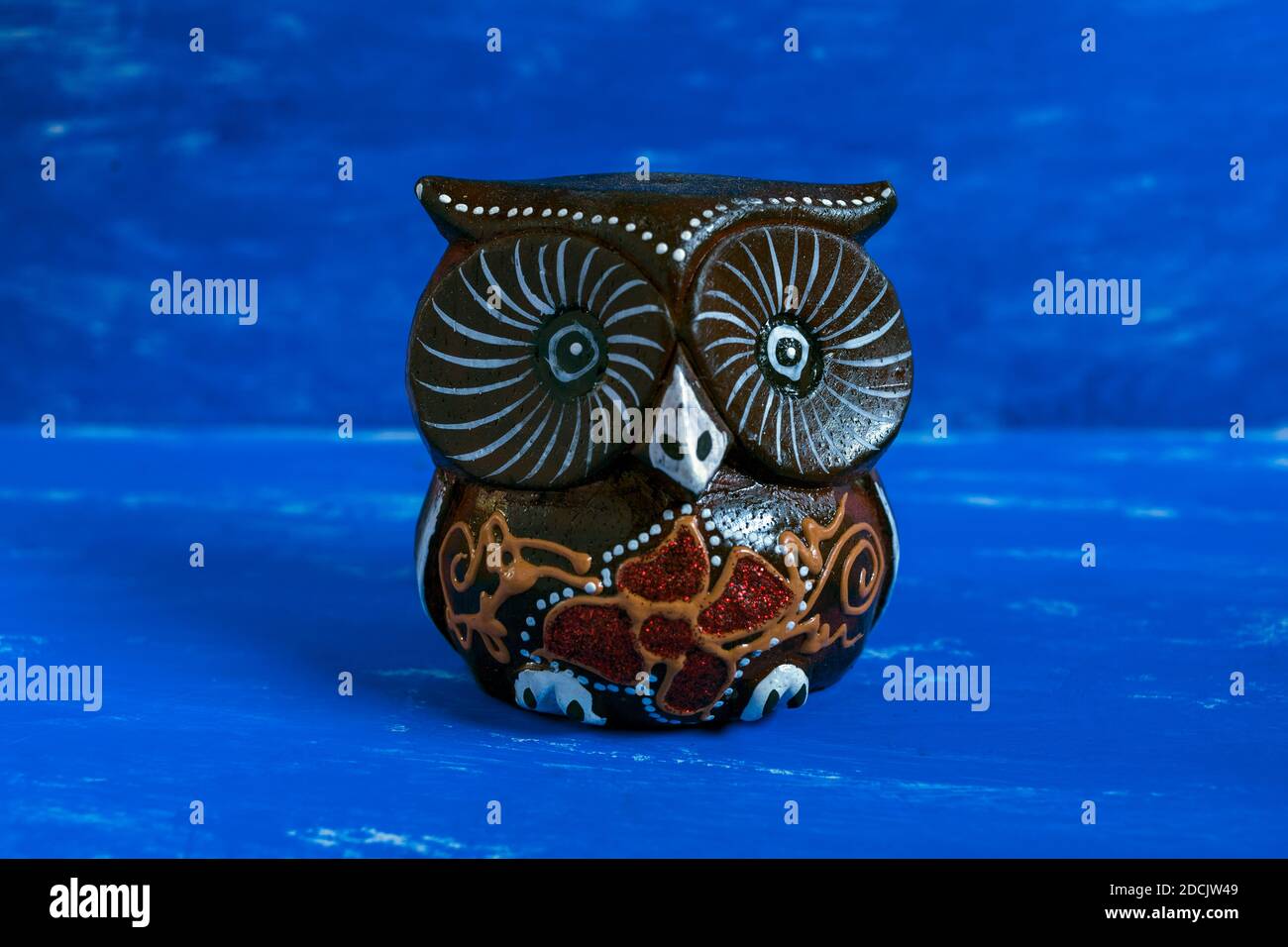 Holz geschnitzte eulen -Fotos und -Bildmaterial in hoher Auflösung – Alamy