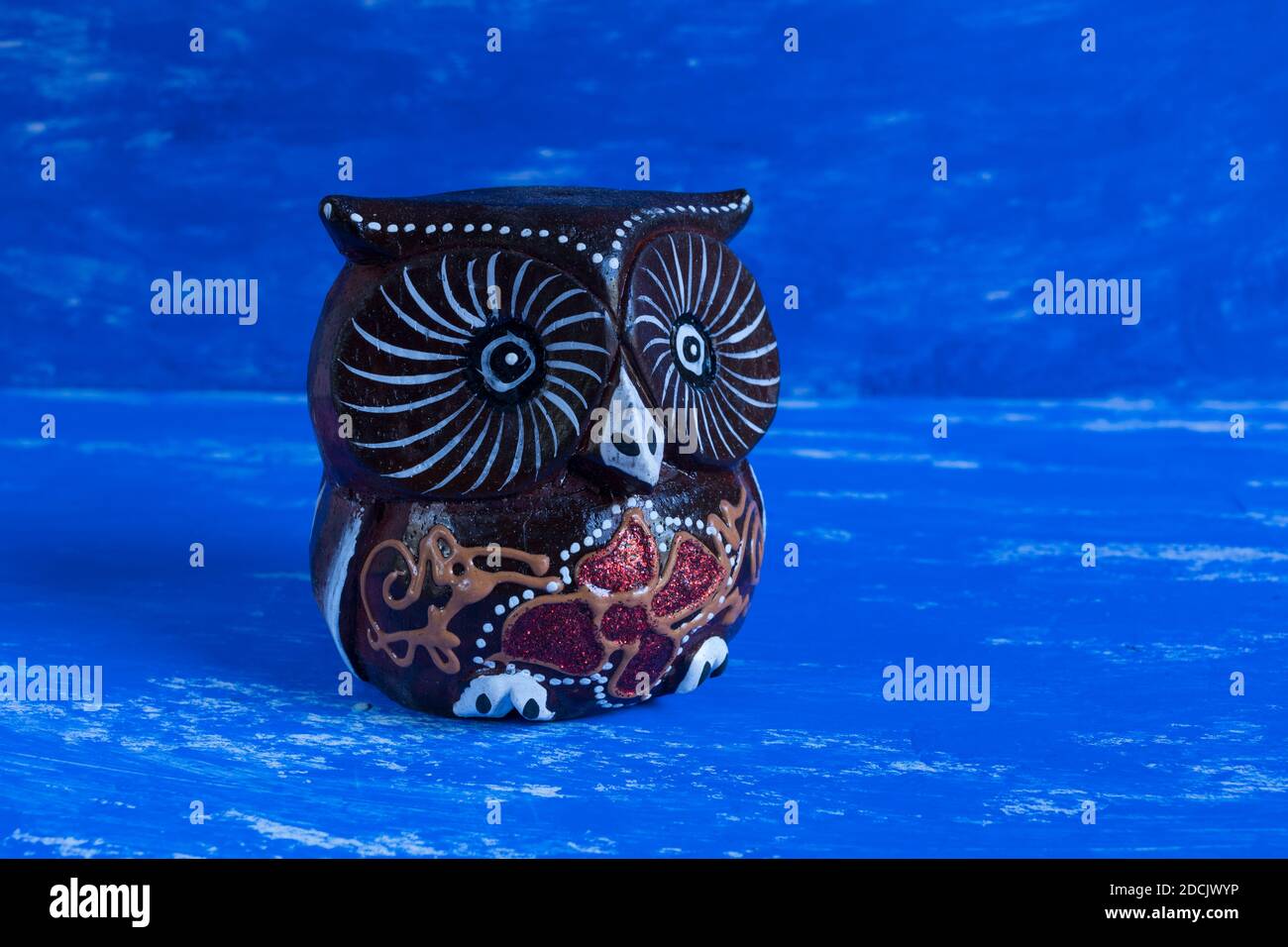 Holz geschnitzte eulen -Fotos und -Bildmaterial in hoher Auflösung – Alamy