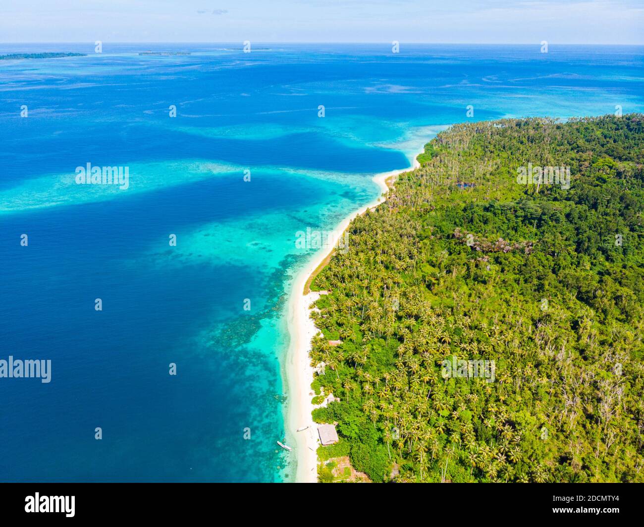 Luftbild: Exotische tropische Insel weißen Sandstrand weg von allem ...