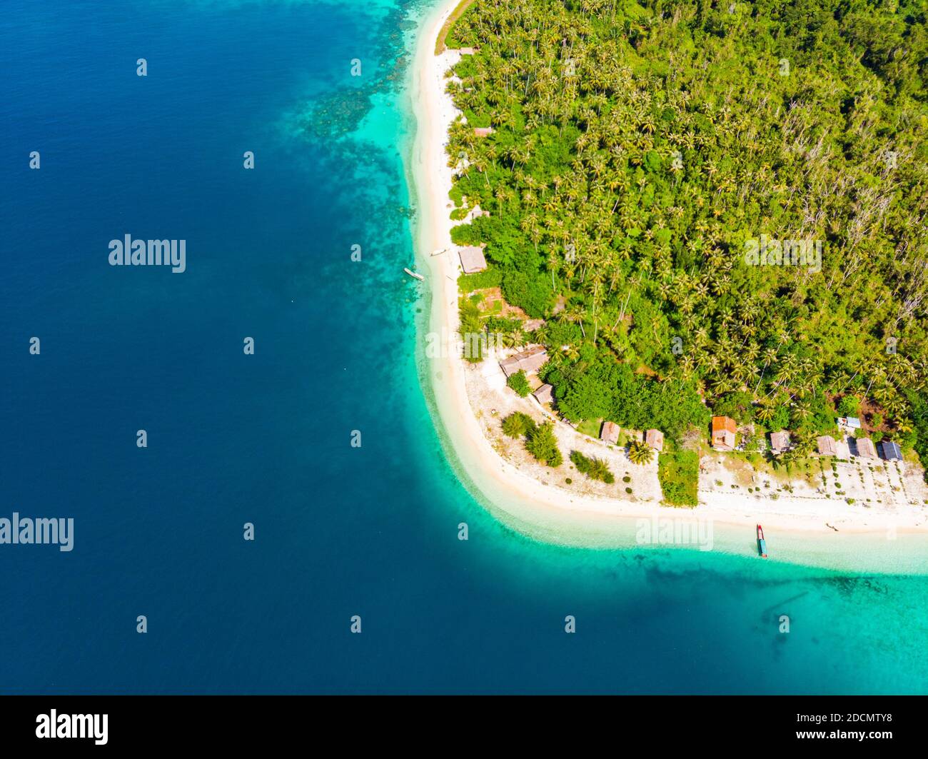 Luftbild: Exotische tropische Insel weißen Sandstrand weg von allem ...
