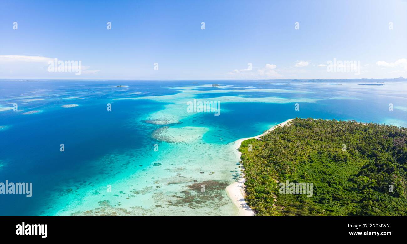 Luftbild: Exotische tropische Insel weißen Sandstrand weg von allem ...