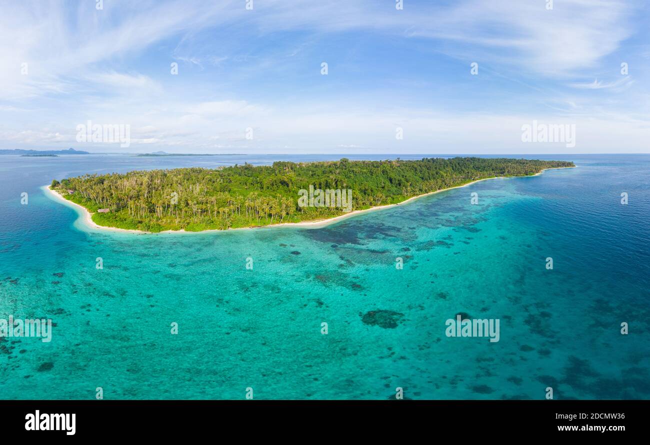 Luftbild: Exotische tropische Insel weißen Sandstrand weg von allem ...