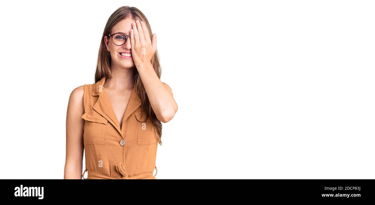 Junge schöne blonde Frau trägt Freizeitkleidung und Brille, die ein ... Junge schöne blonde Frau trägt Freizeitkleidung und Brille, die ein ...