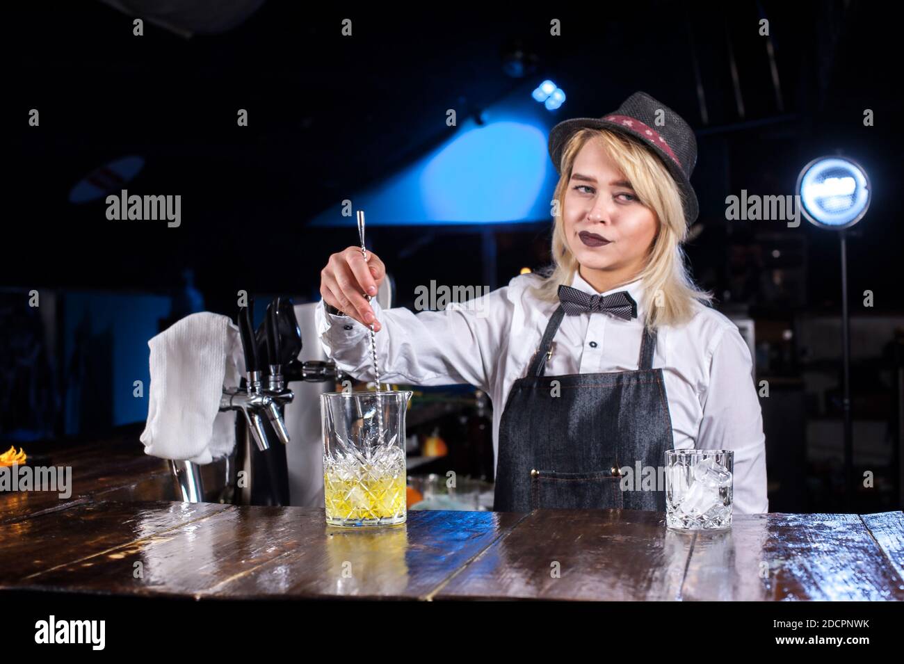 Barmaid club -Fotos und -Bildmaterial in hoher Auflösung – Alamy