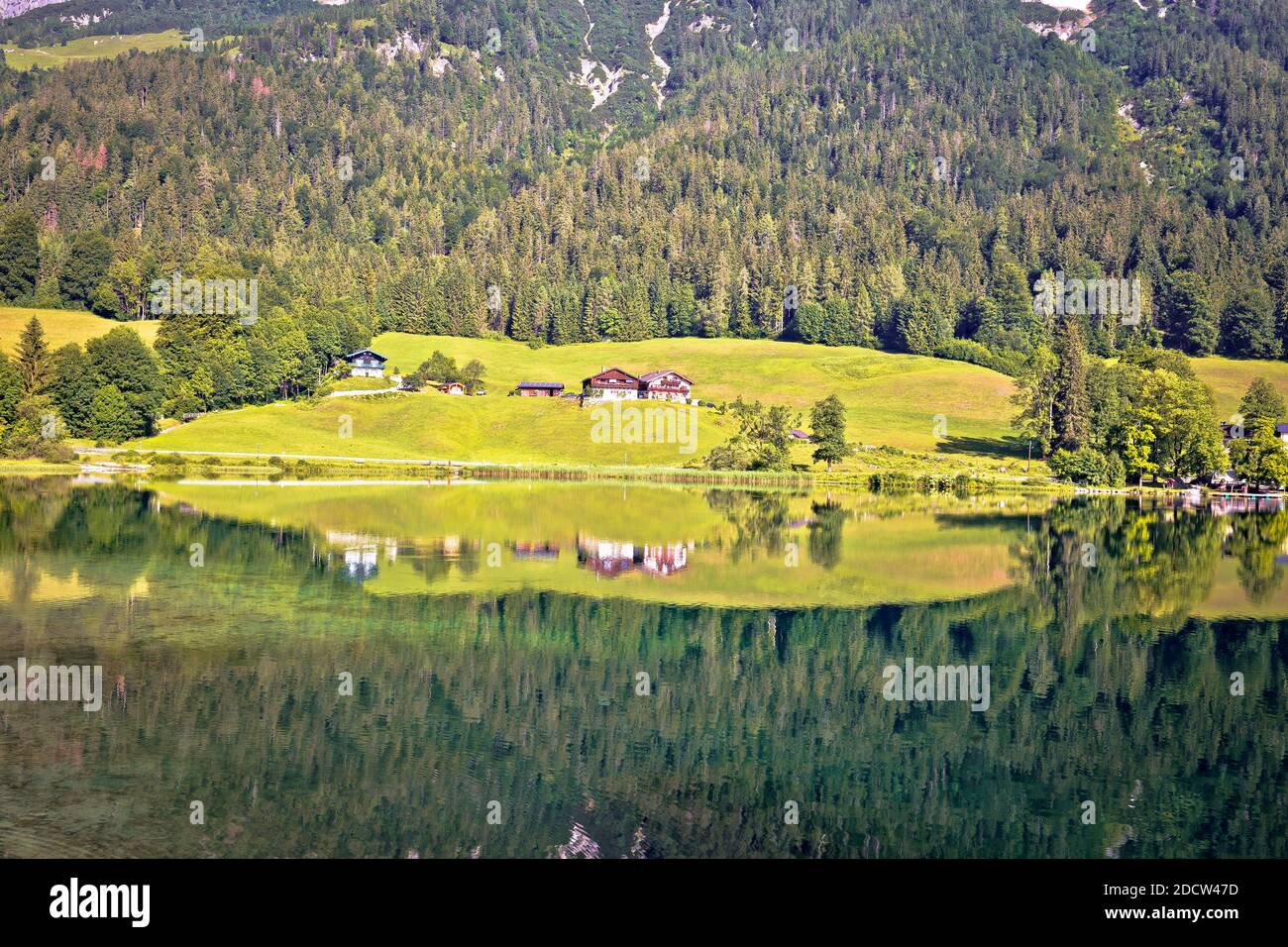 Bayerische Alpen See Reflexion, Hintersee See in Berchtesgaden Alpine ...