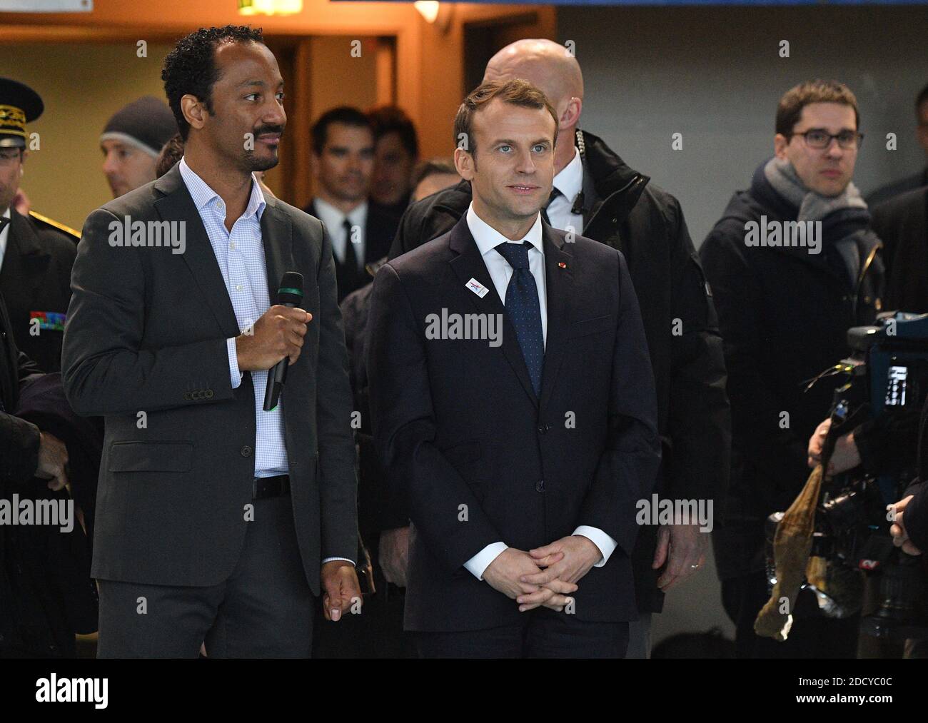 Der französische Präsident Emmanuel Macron beobachtet Kinder beim ...
