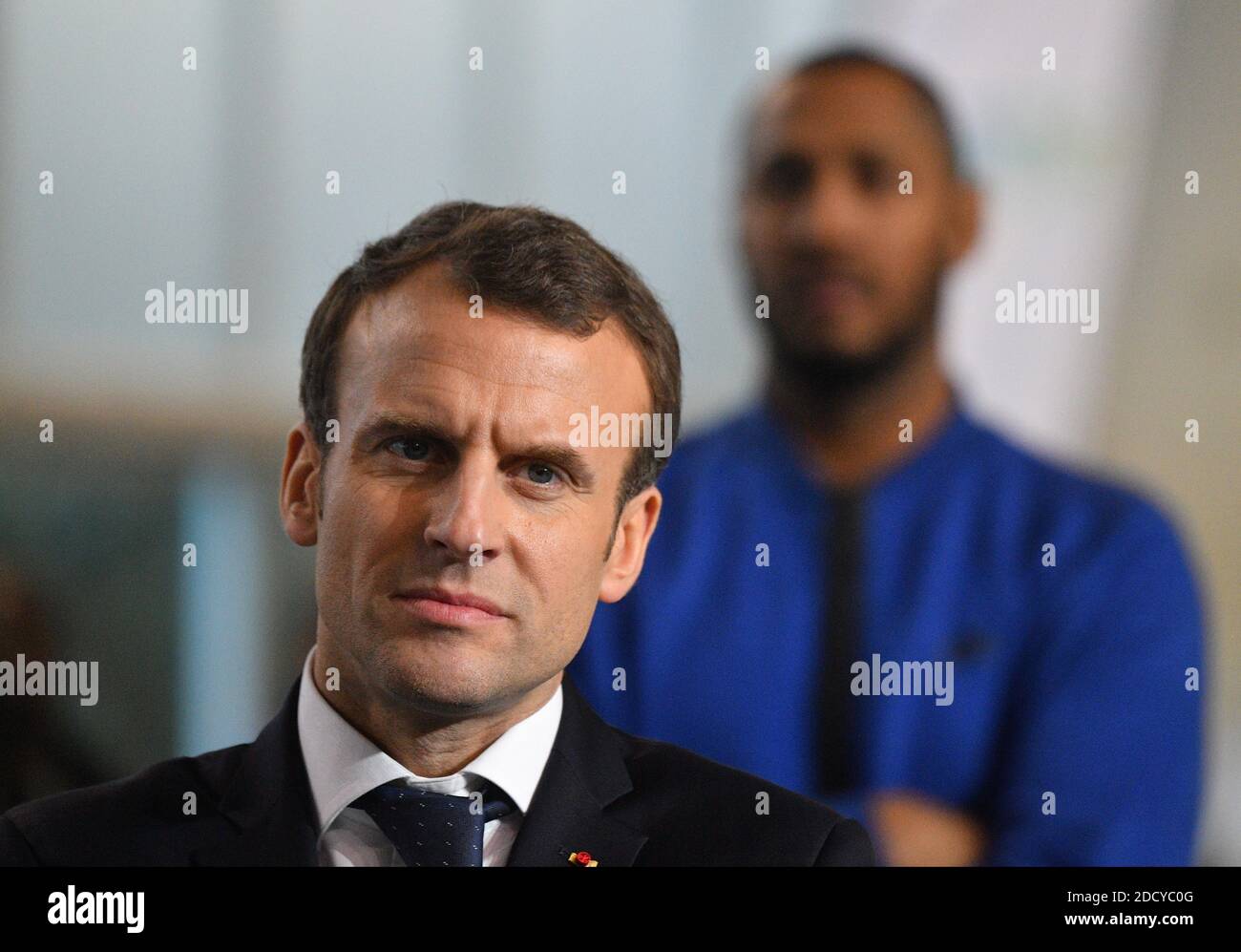 Der französische Präsident Emmanuel Macron beobachtet Kinder beim ...