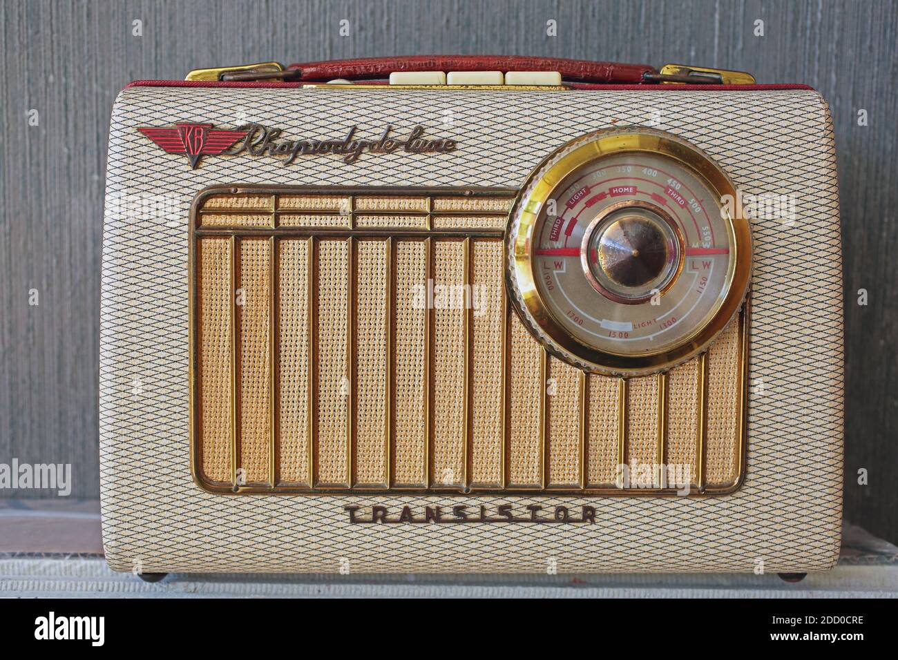 Transistor-Radio im alten Stil der 1960er Jahre. Tragbares MW- und LW ...