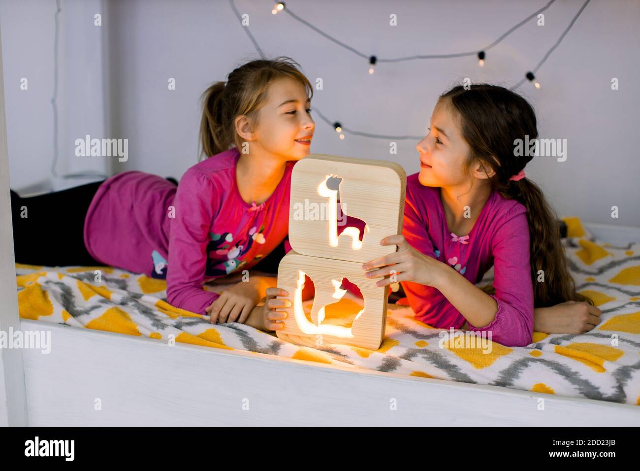 Zwei süße kaukasische Kinder, hübsche kleine Mädchen Schwestern, tragen ...