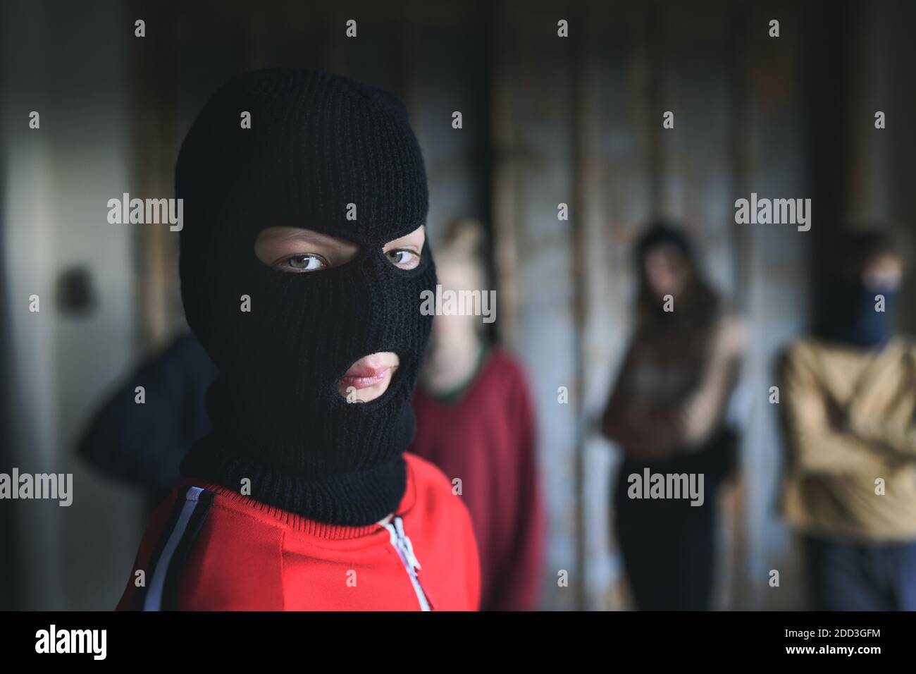 Junge gangster -Fotos und -Bildmaterial in hoher Auflösung – Alamy
