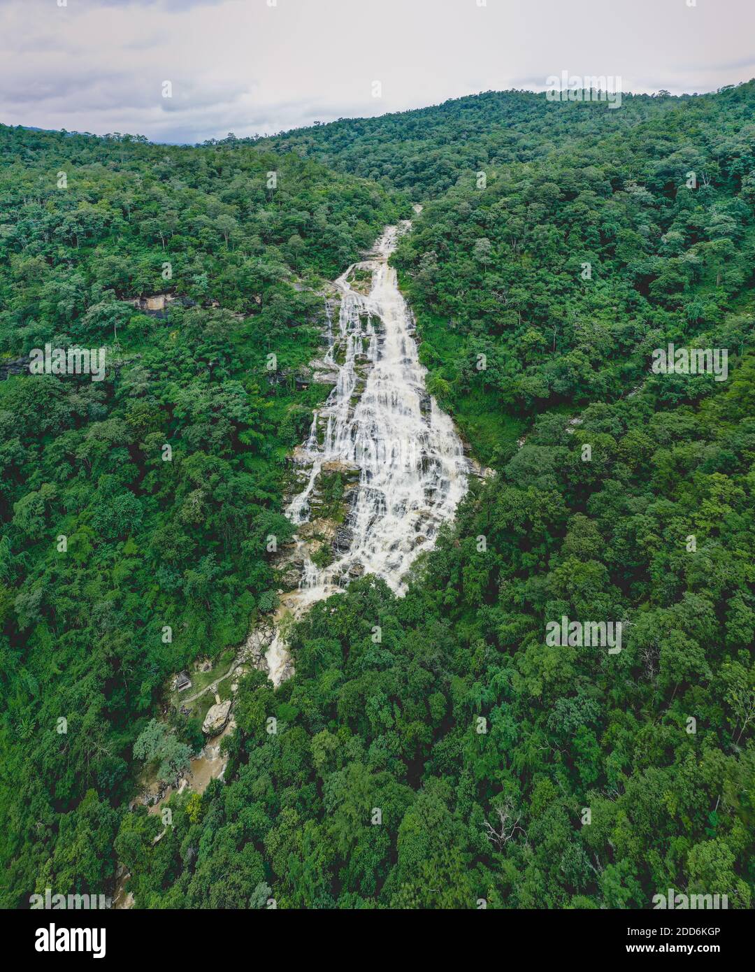 Urwald von oben mit wasserfall -Fotos und -Bildmaterial in hoher ...
