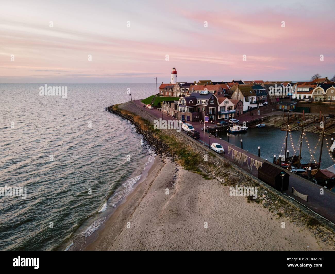 Urk Leuchtturm mit altem Hafen bei Sonnenuntergang, Urk ist ein kleines ...