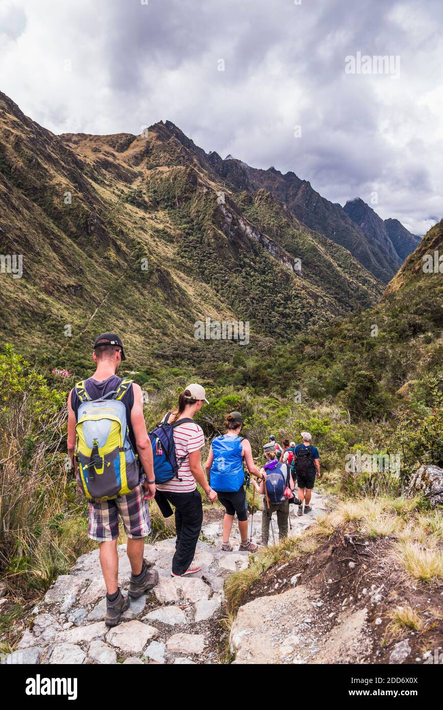 Gruppe Von Freunden Auf Wanderweg Stockfotos und -bilder Kaufen - Alamy