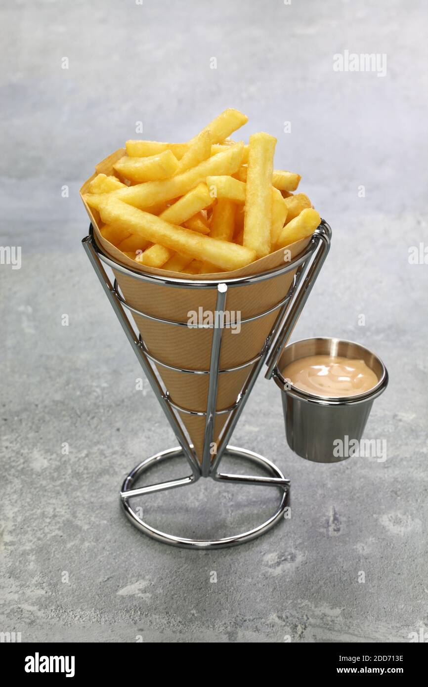 Belgische pommes frites -Fotos und -Bildmaterial in hoher Auflösung – Alamy