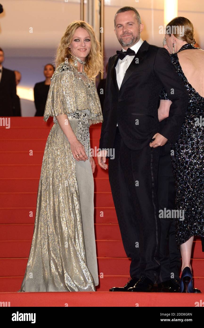 Vanessa Paradis und Yann Gonzalez nahmen an der Premiere von UN Couteau ...