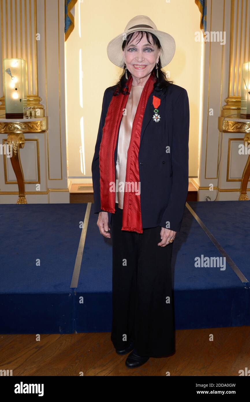 Anna Karina assiste a la ceremonie de remise des insignes de Chevalier ...