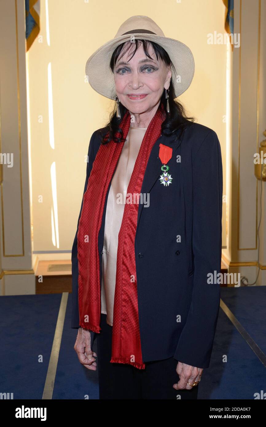 Anna Karina assiste a la ceremonie de remise des insignes de Chevalier ...