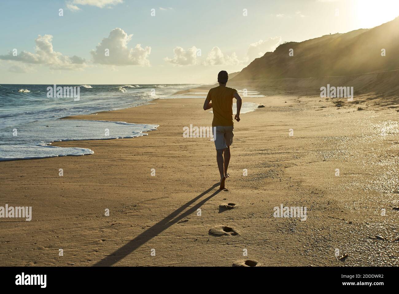 Mann jogging strand -Fotos und -Bildmaterial in hoher Auflösung – Alamy