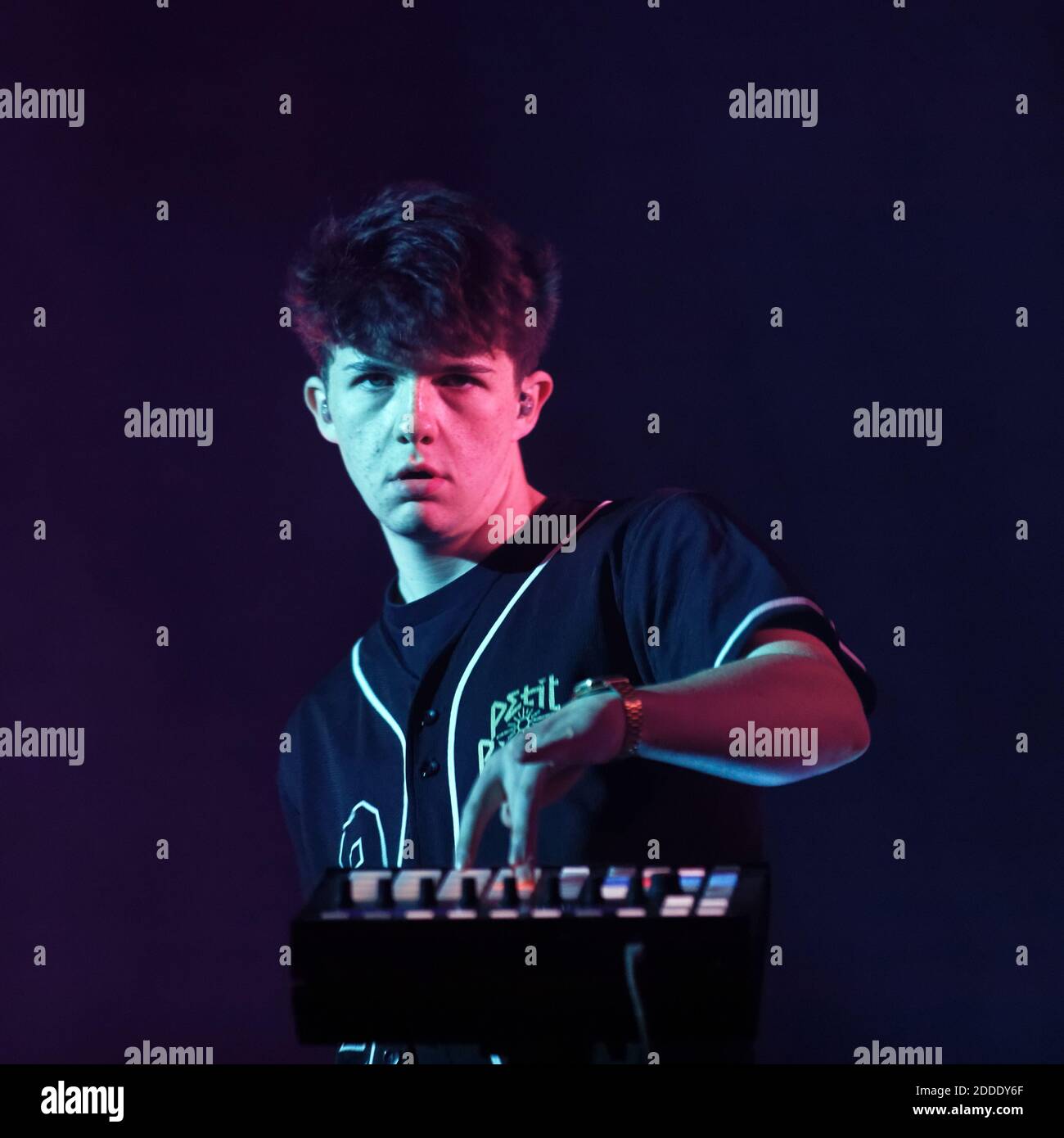 Medhi Benjelloun aka Petit Biscuit Peforms live auf der Bühne während ...