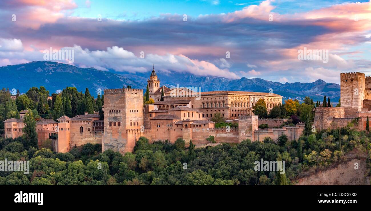 Schloss und Festungsanlage Alhambra mit Comares Tower, Palacios ...