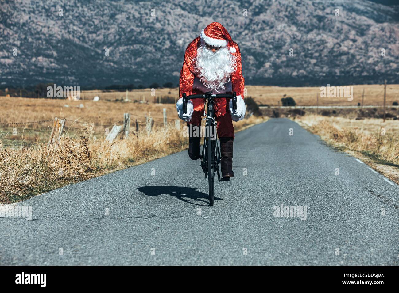 Weihnachtsmann auf dem fahrrad -Fotos und -Bildmaterial in hoher ...