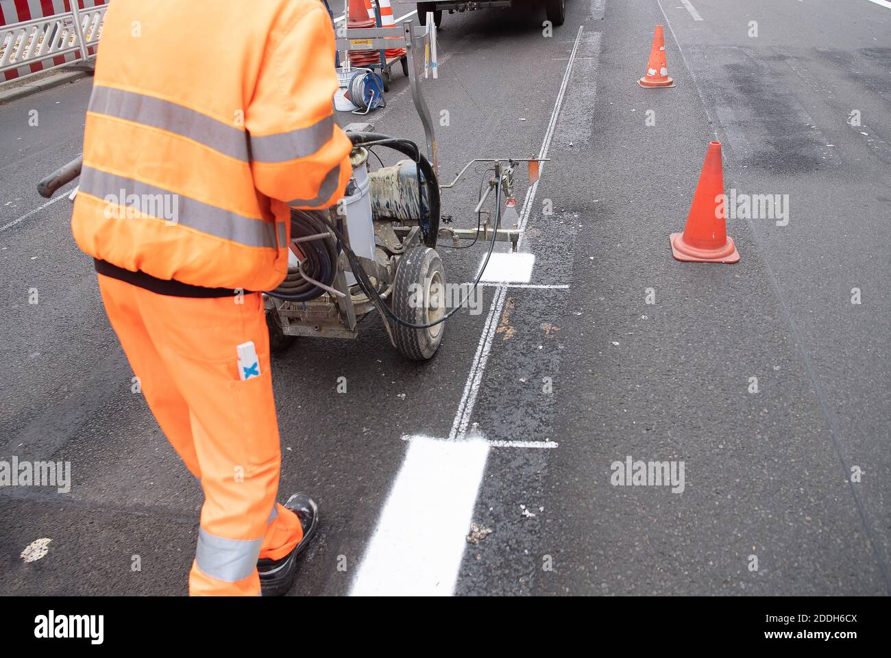Berlin, Deutschland. November 2020. Arbeiter ziehen neue Gassen auf der ...