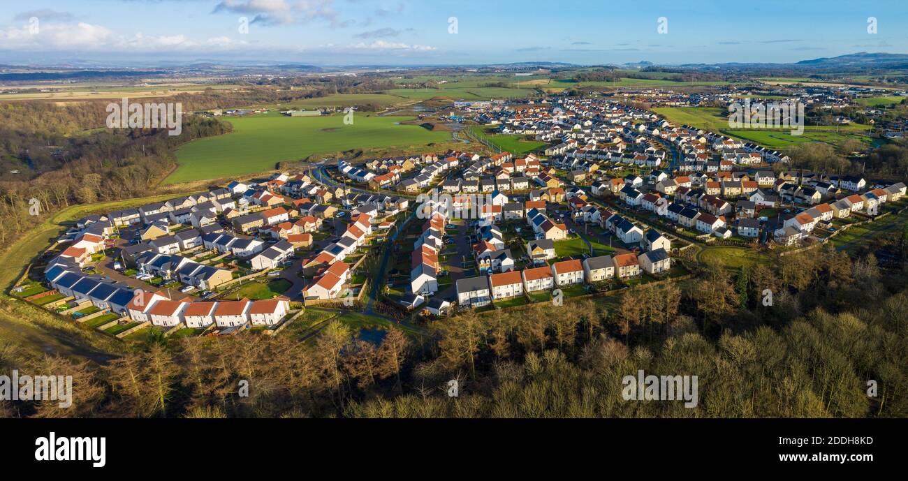 Luftbild calderwood village -Fotos und -Bildmaterial in hoher Auflösung ...