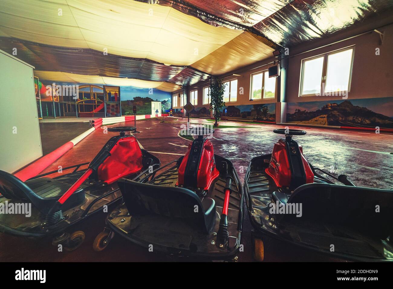 Indoor kartfahren -Fotos und -Bildmaterial in hoher Auflösung – Alamy