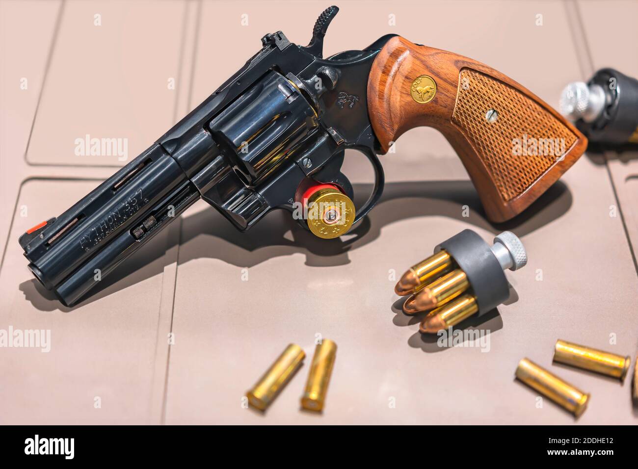 Colt python 357 magnum revolver -Fotos und -Bildmaterial in hoher ...