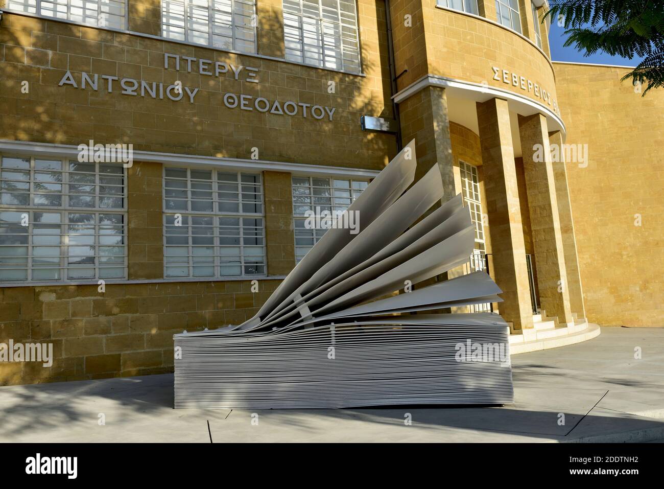 Skulptur des offenen Buches vor der Severios Bibliothek des Pancyprian ...