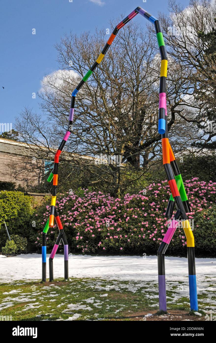 Jemand und jemand, eine verspielte bunte Skulptur von Eva Rothschild ...