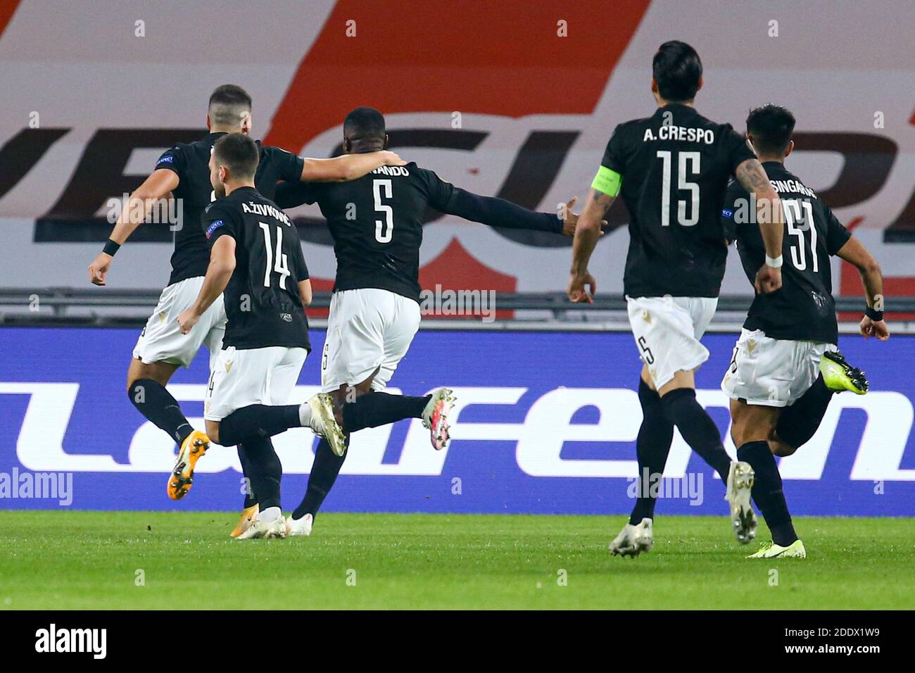 EINDHOVEN, NIEDERLANDE - NOVEMBER 26: (Fernando Varela von PAOK feiert ...
