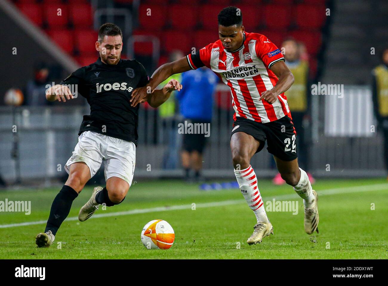 EINDHOVEN, NIEDERLANDE - NOVEMBER 26: Andrija Zivkovic von PAOK, Denzel ...