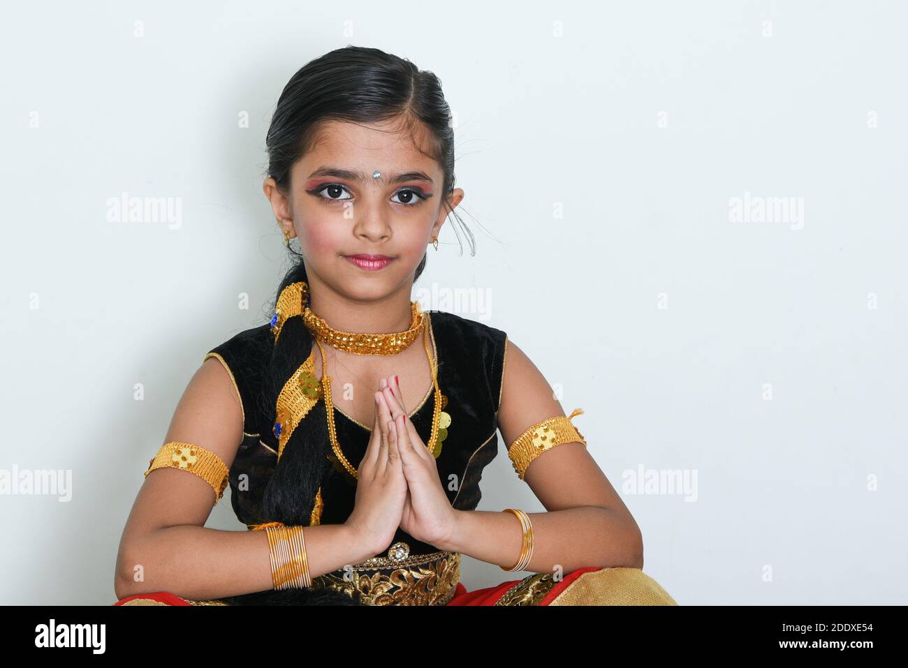 Schöne indische Mädchen Frauen Kind tragen Sari oder Saree als indische ...
