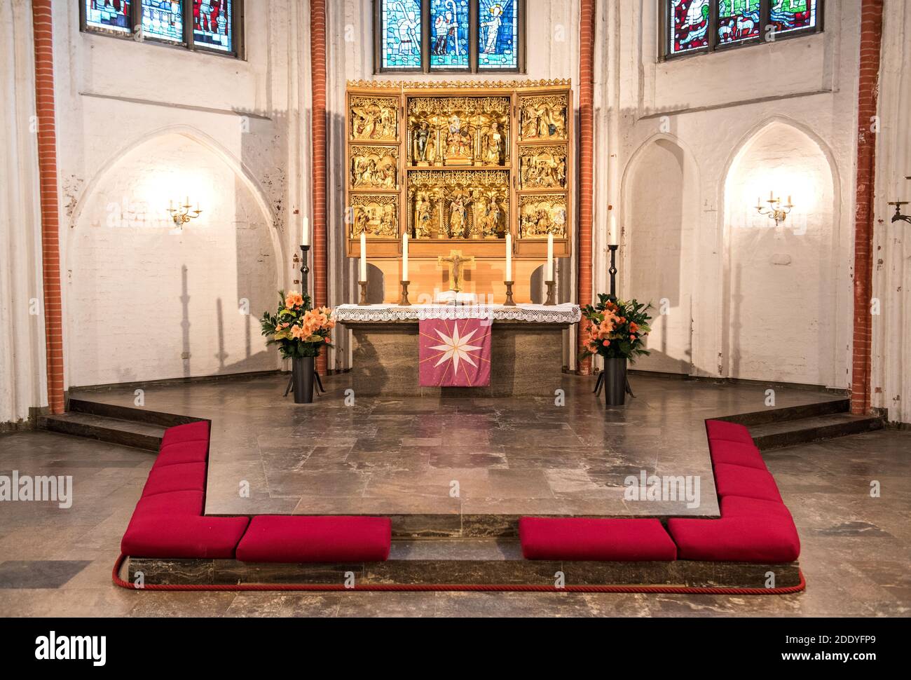 27. November 2020, Hamburg: Blick auf den Altar in der historischen ...