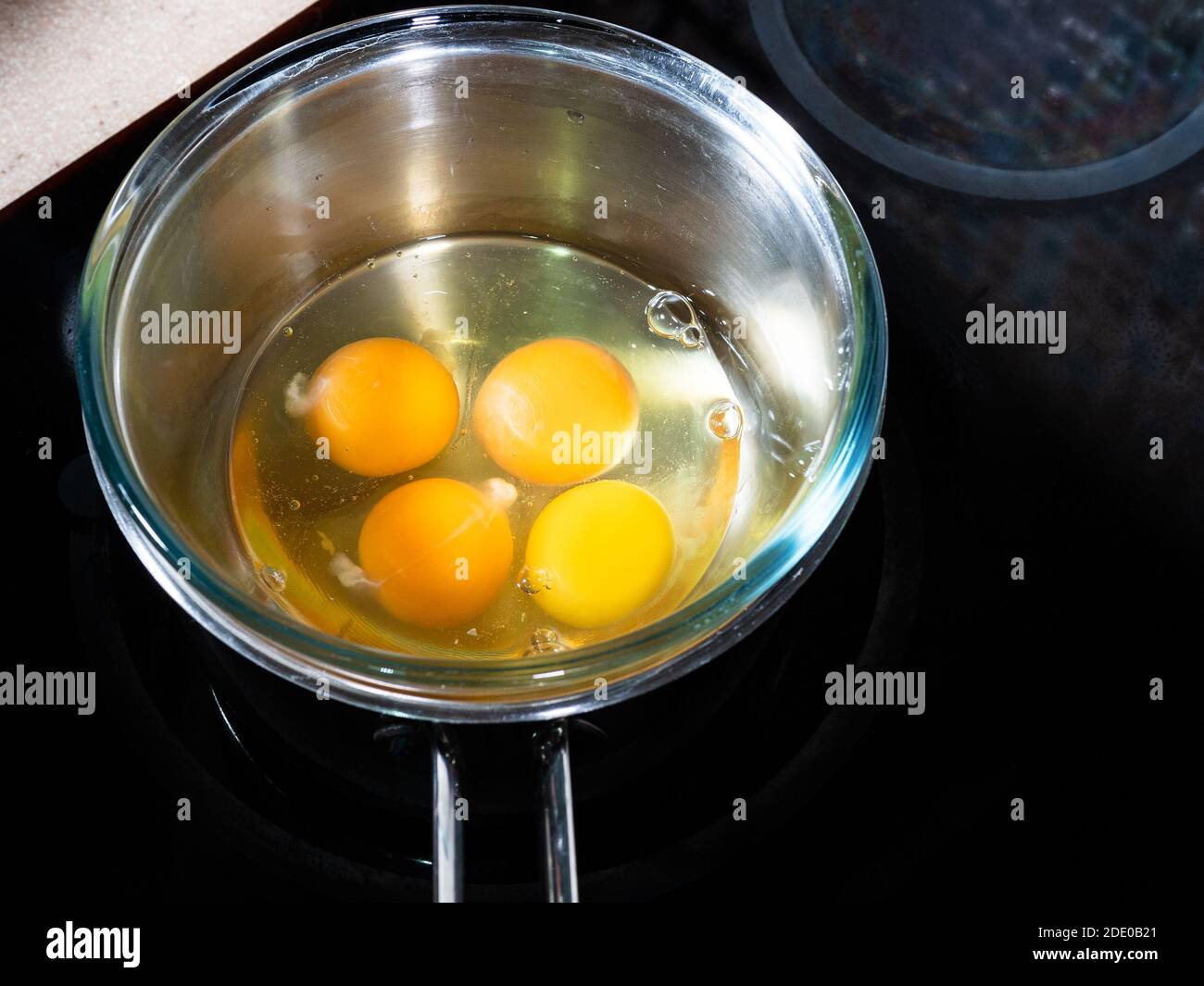 Eier kochen auf dem herd -Fotos und -Bildmaterial in hoher Auflösung ...