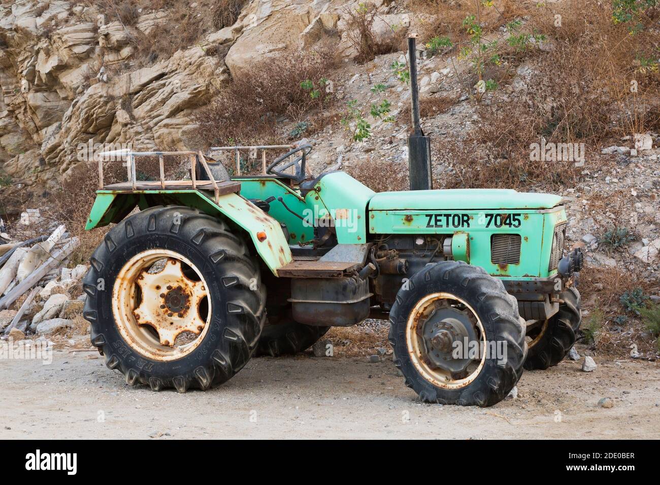 Tractor zetor -Fotos und -Bildmaterial in hoher Auflösung – Alamy