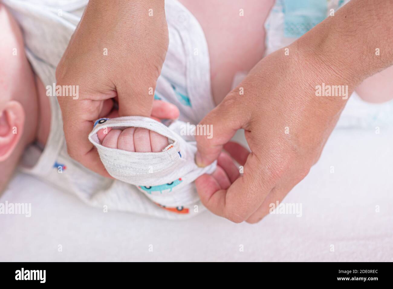 Mama wickelt ein baby -Fotos und -Bildmaterial in hoher Auflösung – Alamy