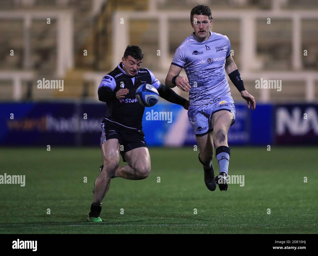 Adam Radwan von Newcastle Falcons bekämpft Sale Sharks' Sam James ...