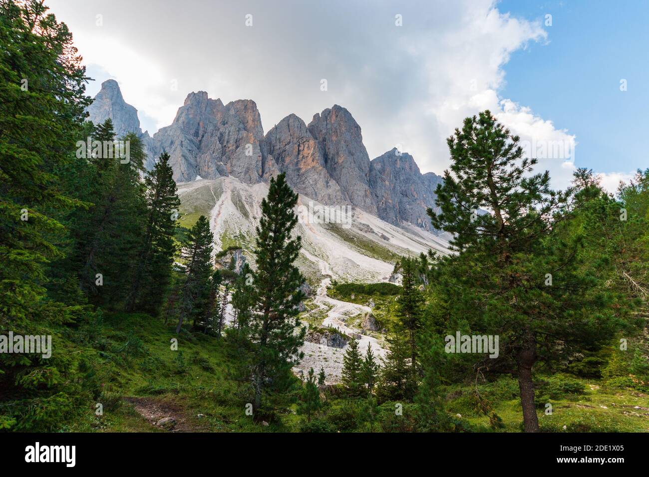 Der Naturpark Puez-Geisler im Val di Funes, Trentino-Südtirol, Italien ...