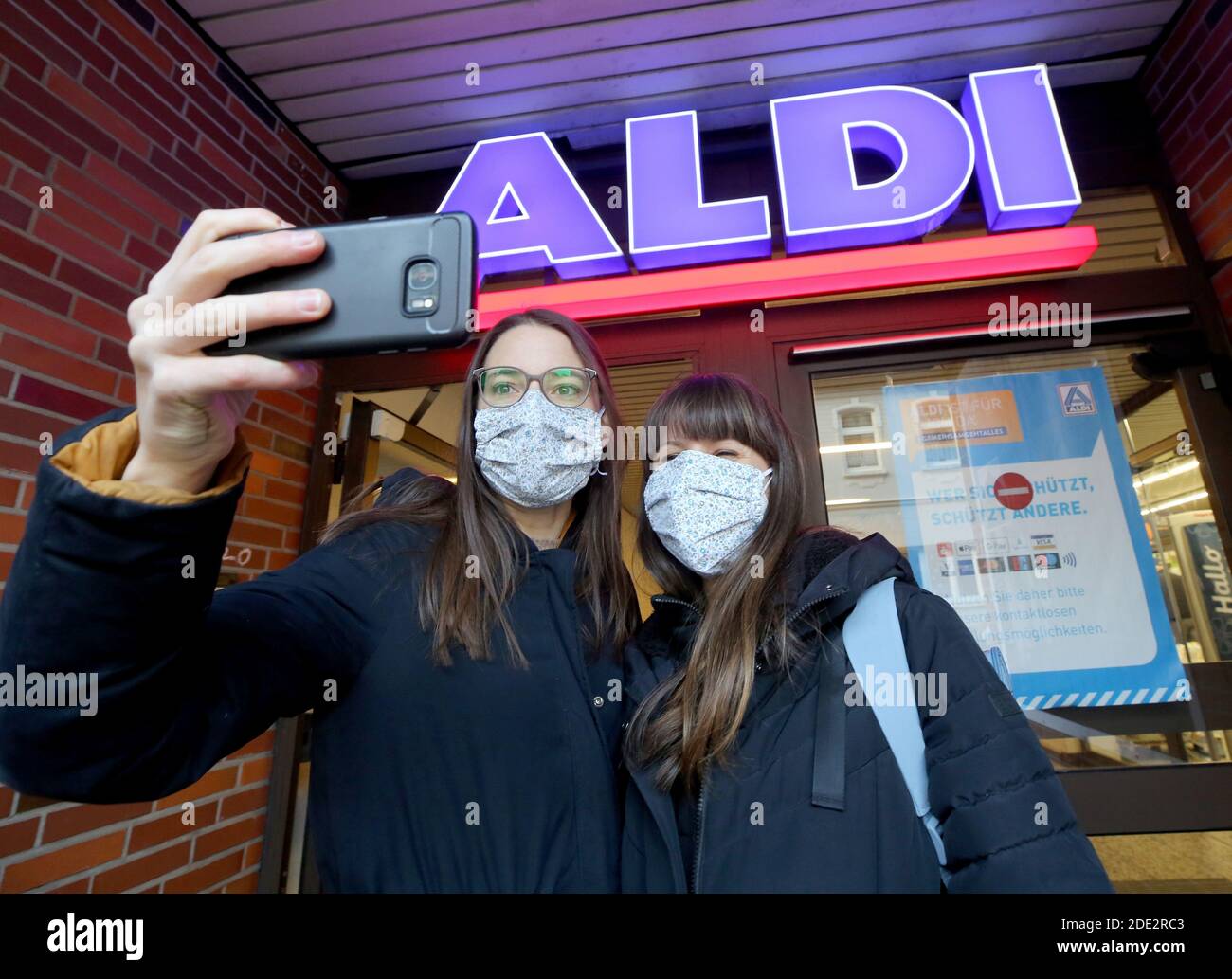 Essen, Deutschland. November 2020. Zwei junge Frauen machen ein Selfie ...