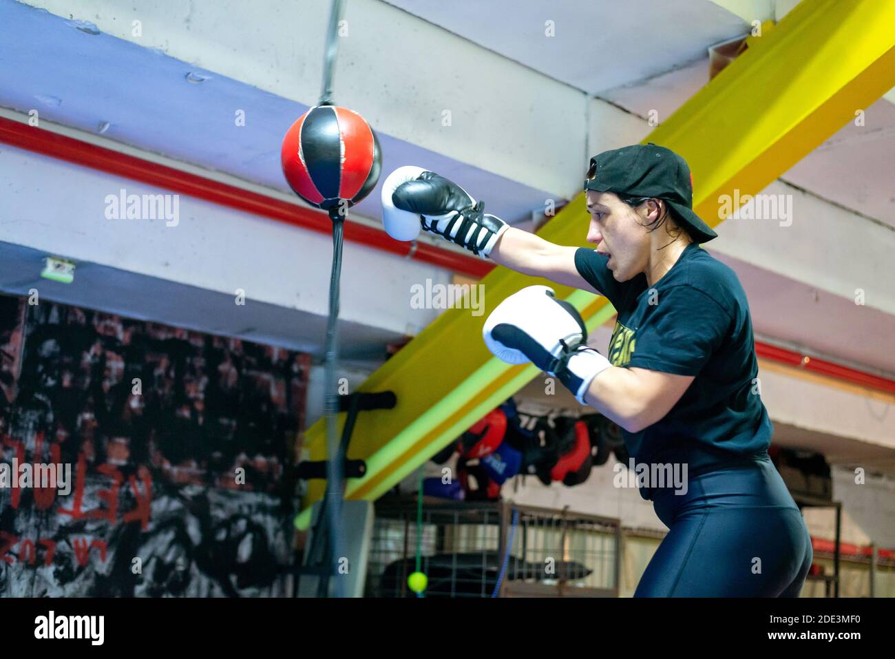 Boxerin beim Training beim Boxball Stockfotografie - Alamy