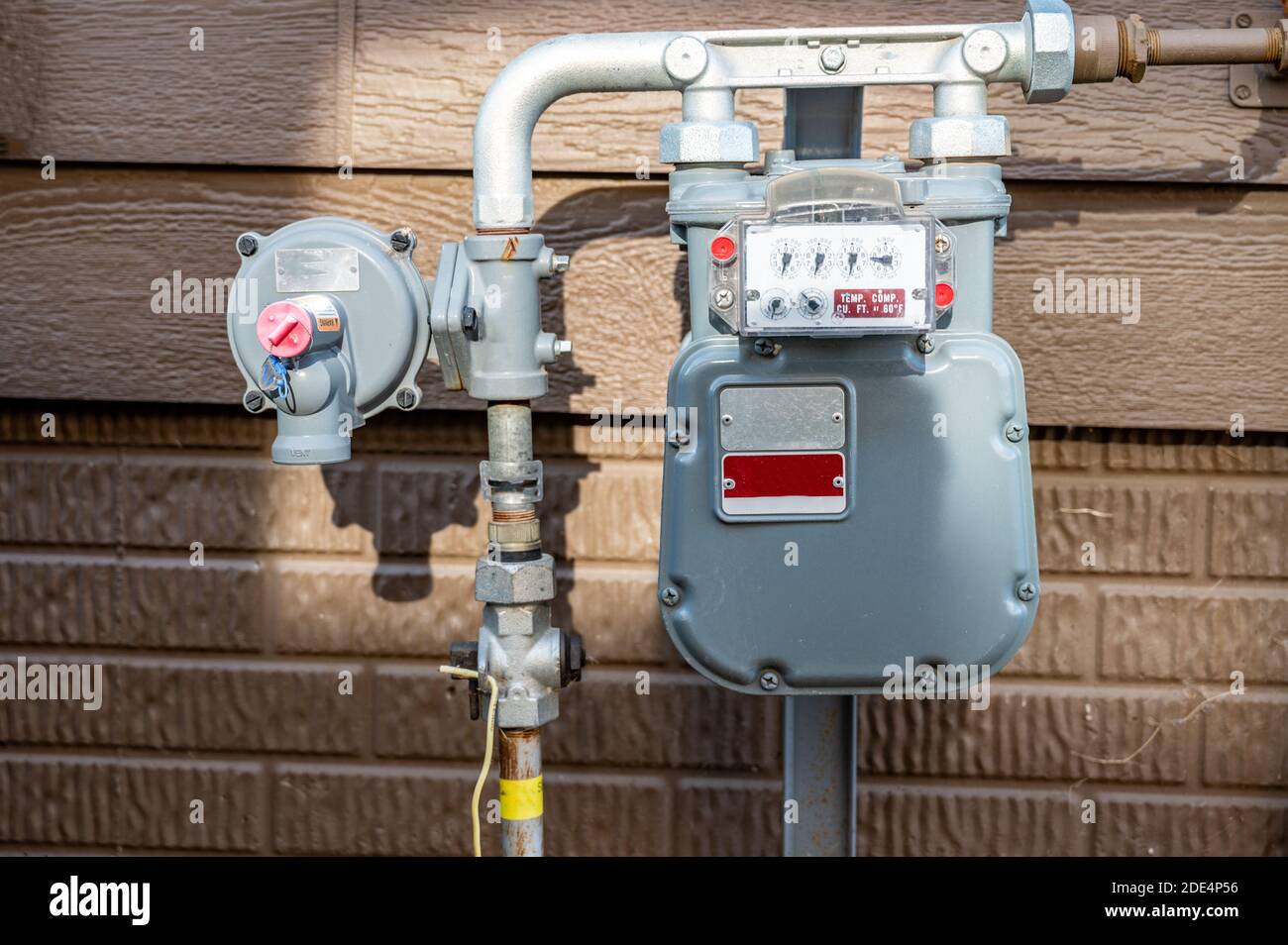 Aufbau von der Gasleitung zum Wohnhaus mit Meter sichtbar ...