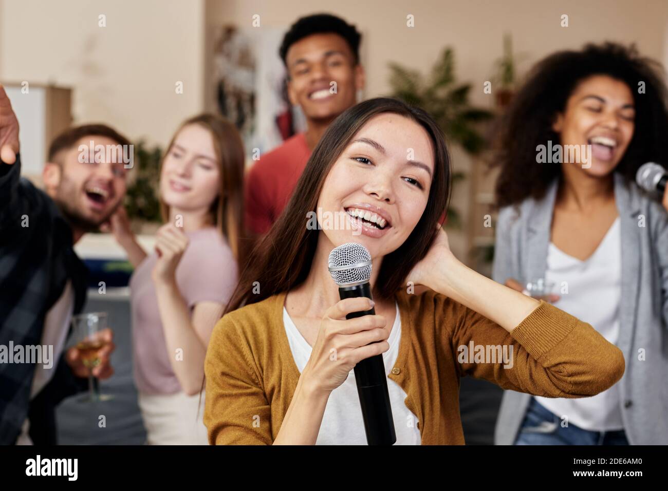 Pretty woman singing karaoke -Fotos und -Bildmaterial in hoher ...