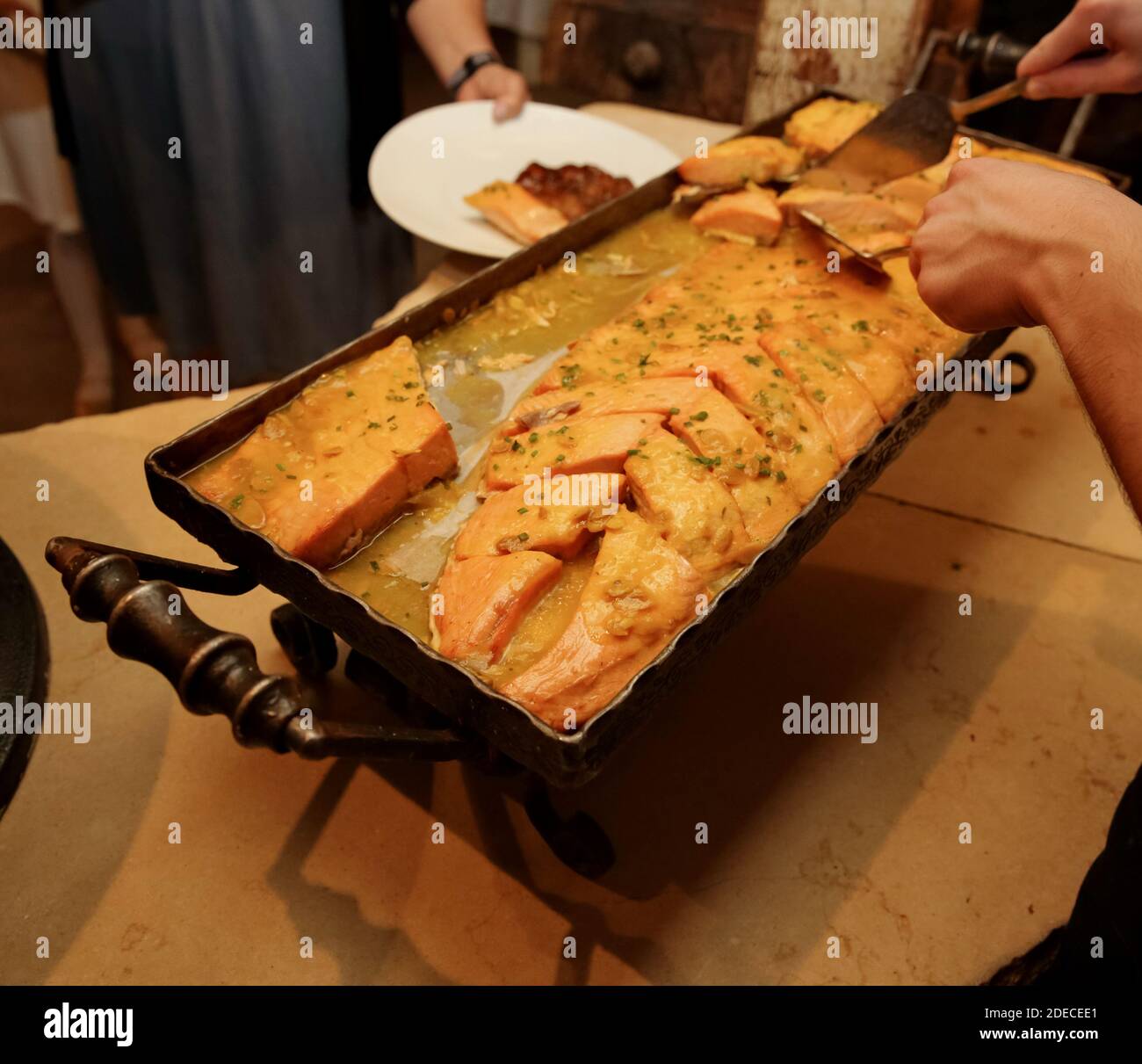 Ein buffet vorbereiten -Fotos und -Bildmaterial in hoher Auflösung – Alamy