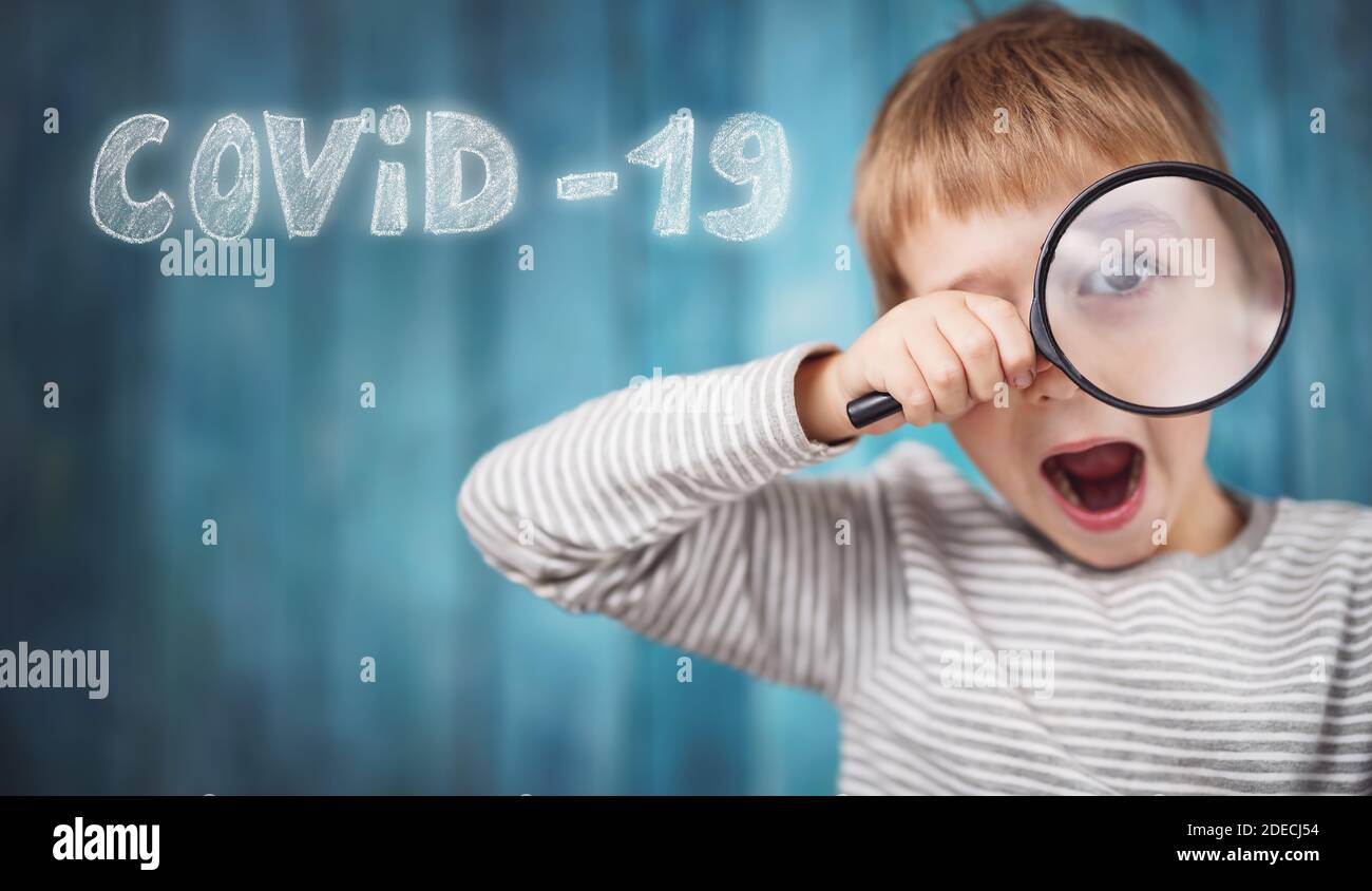 Kind mit lupe -Fotos und -Bildmaterial in hoher Auflösung – Alamy