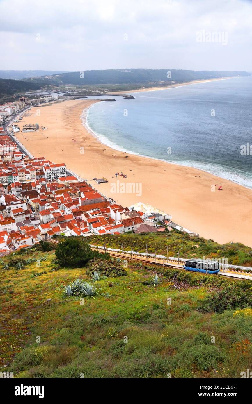 Strand von Nazare in Portugal. Nazare Stadt, Seilbahn und Strand ...